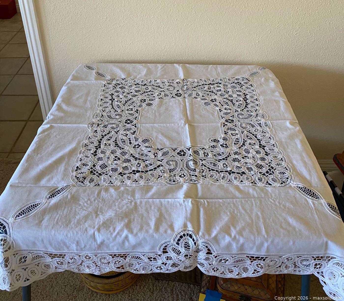 11 vintage lace tablecloths | Maxsold