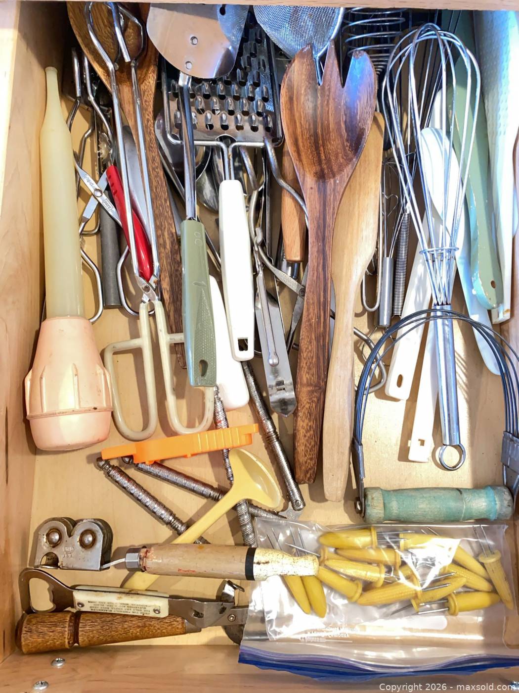 Assorted kitchen utensils | Maxsold