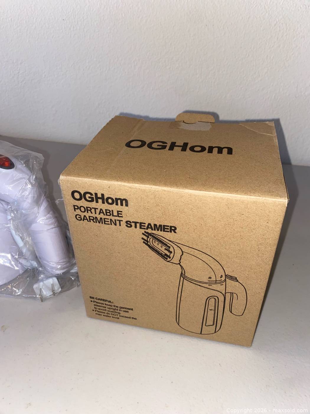 OGHom portable garment steamer with accessories | Maxsold