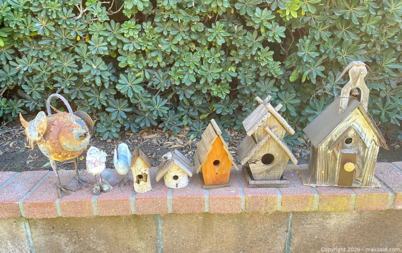 5 wooden birdhouses and 2 bird figures | Maxsold