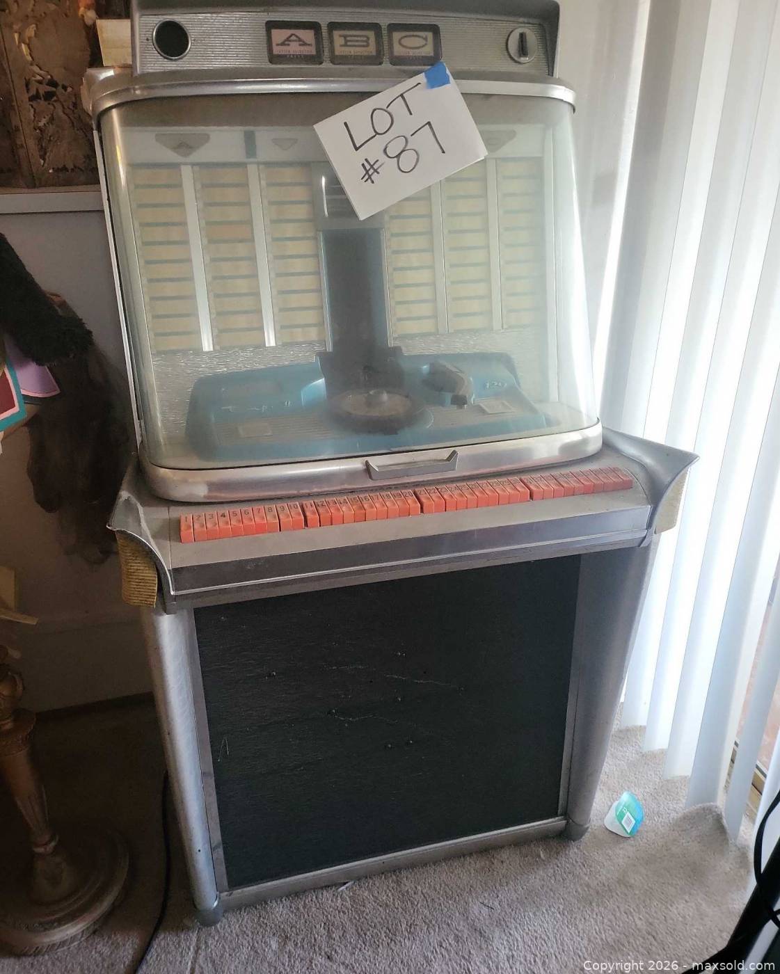 Vintage floor-standing jukebox, 120 song | Maxsold