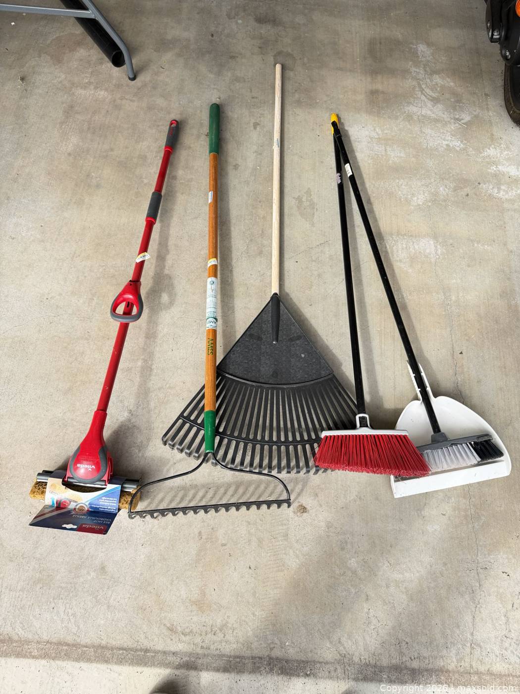 Vileda push sweeper, rakes, broom, dustpan | Maxsold