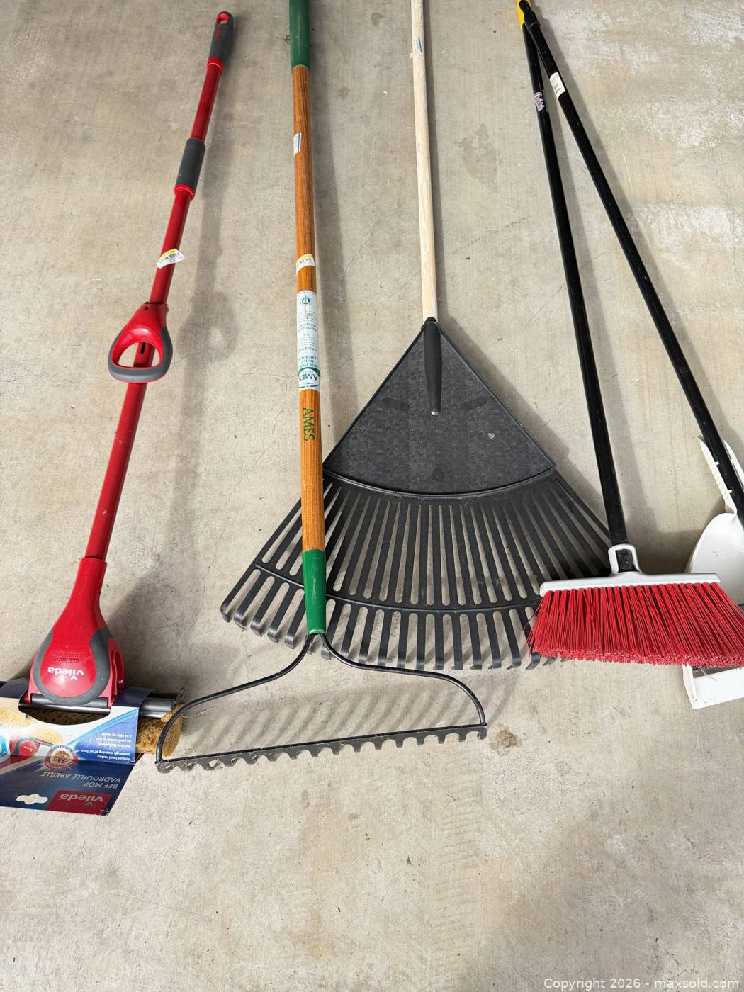 Vileda push sweeper, rakes, broom, dustpan | Maxsold