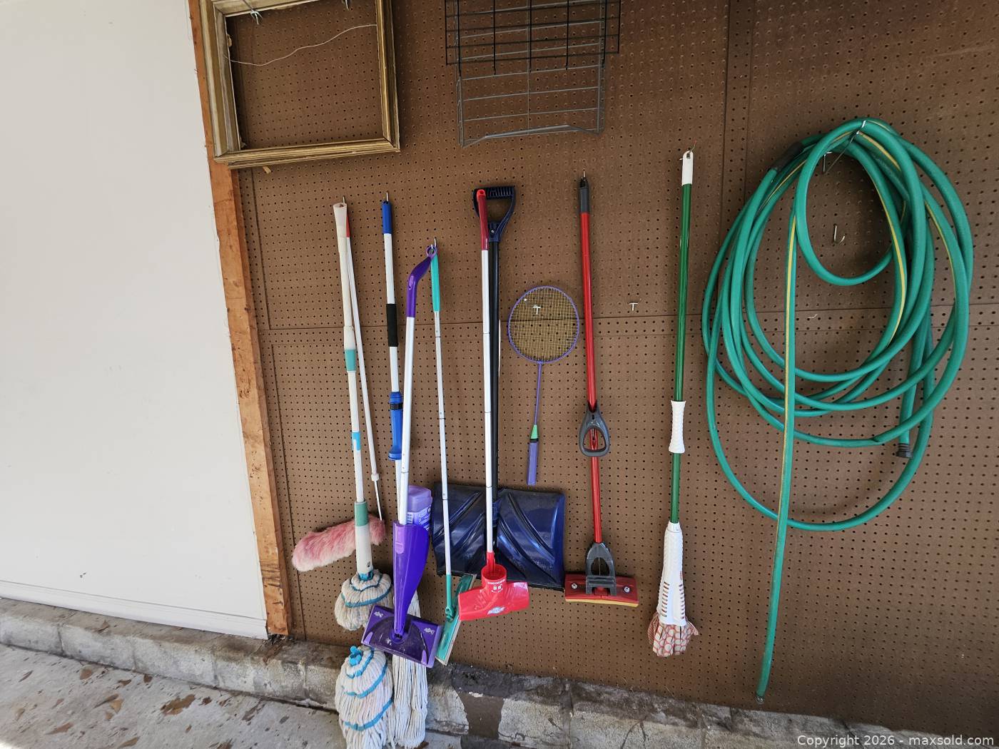 Cleaning tools, garden hose, snow shovel, racket lot | Maxsold