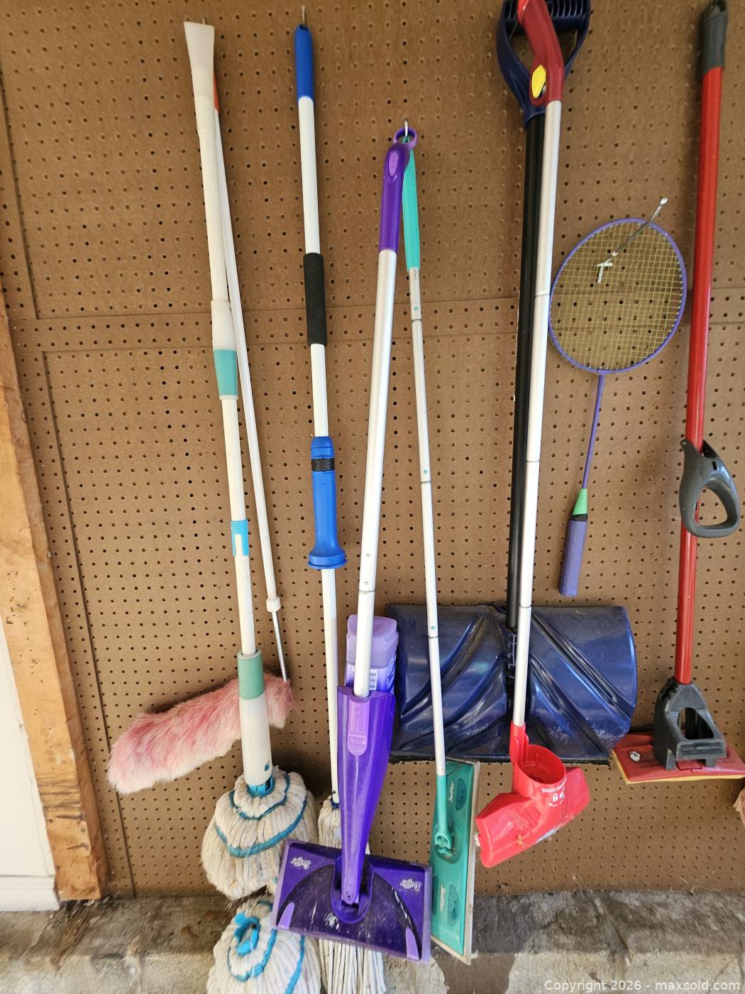 Cleaning tools, garden hose, snow shovel, racket lot | Maxsold