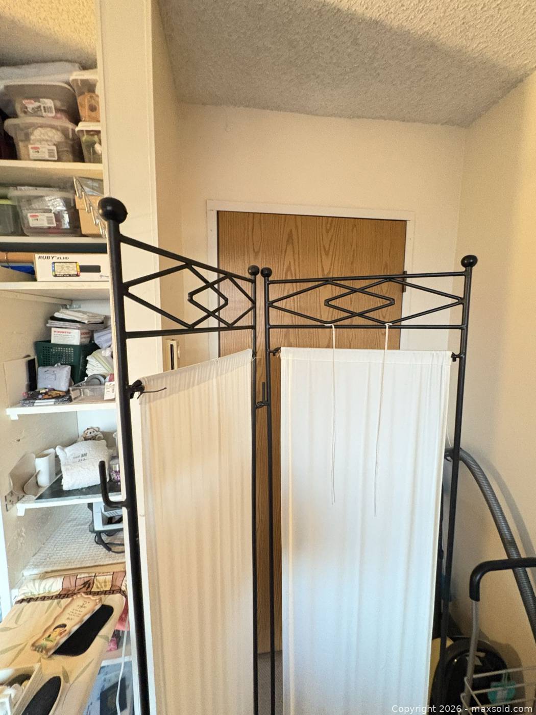 2-Panel Metal Room Divider | Maxsold