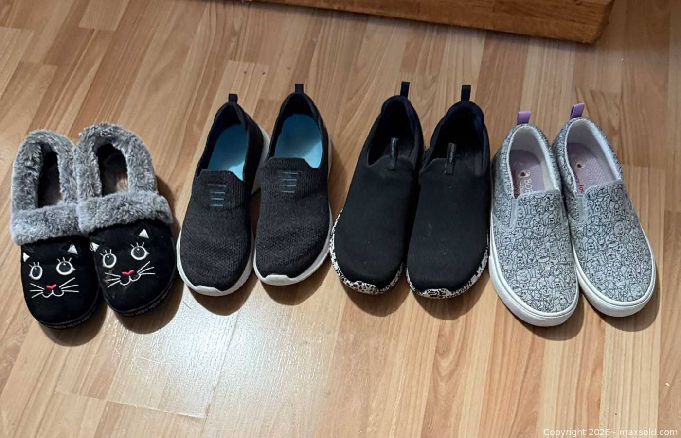 4 pairs women’s slip-on shoes & slippers | Maxsold