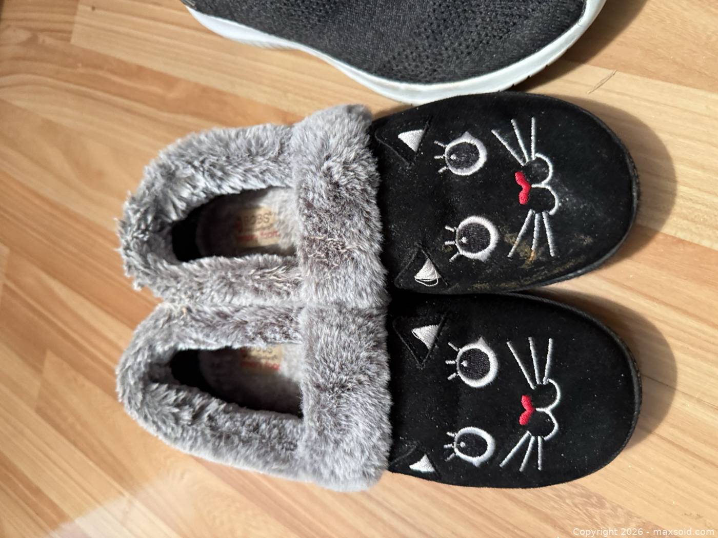 4 pairs women’s slip-on shoes & slippers | Maxsold