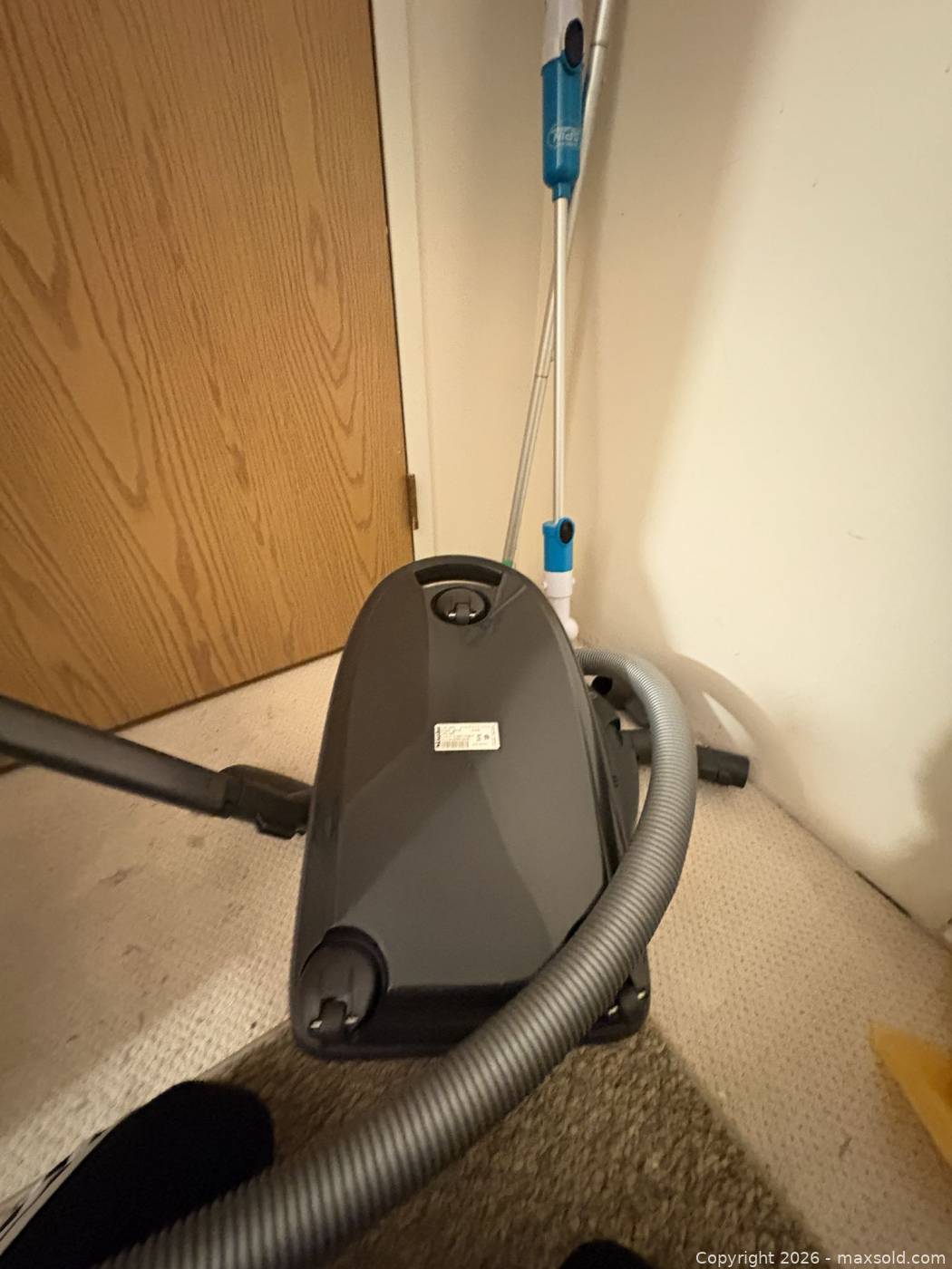 Miele S518 canister vacuum cleaner with attachments | Maxsold
