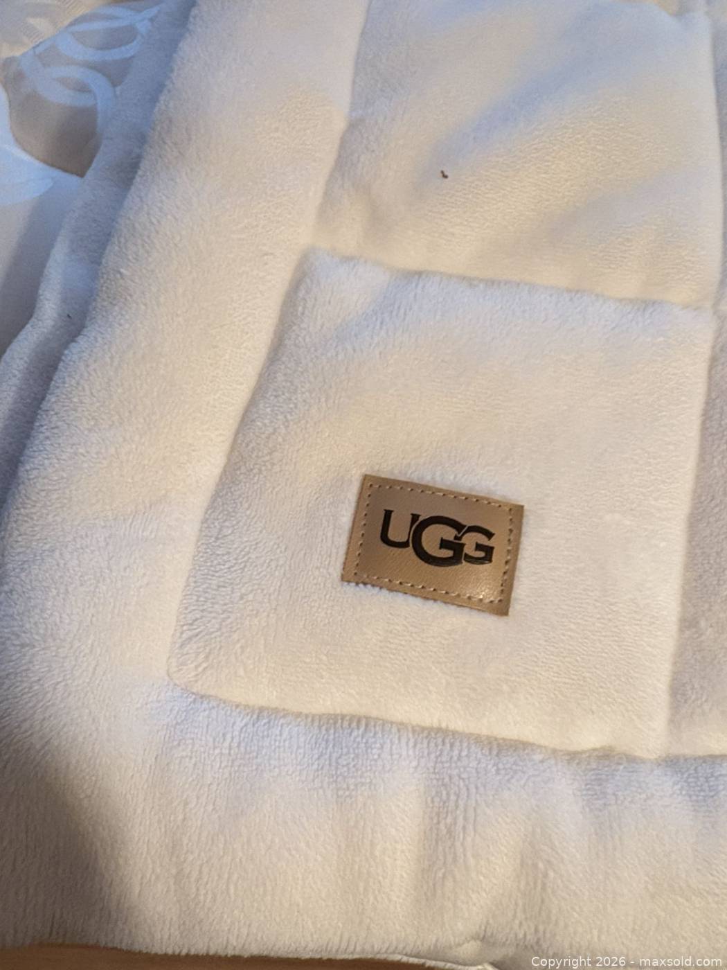 UGG off-white quilted throw blanket 50x60" | Maxsold
