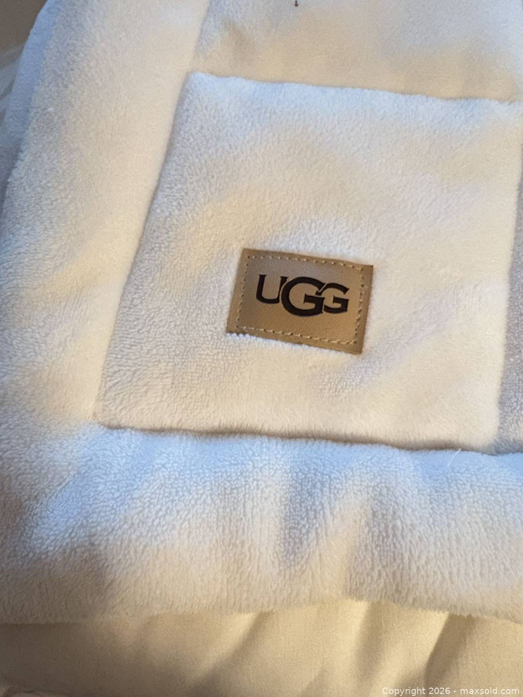 UGG off-white quilted throw blanket 50x60" | Maxsold