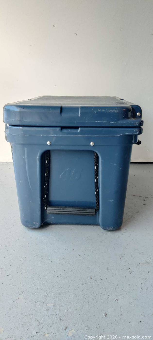YETI Tundra 45 rotomolded hard cooler | Maxsold