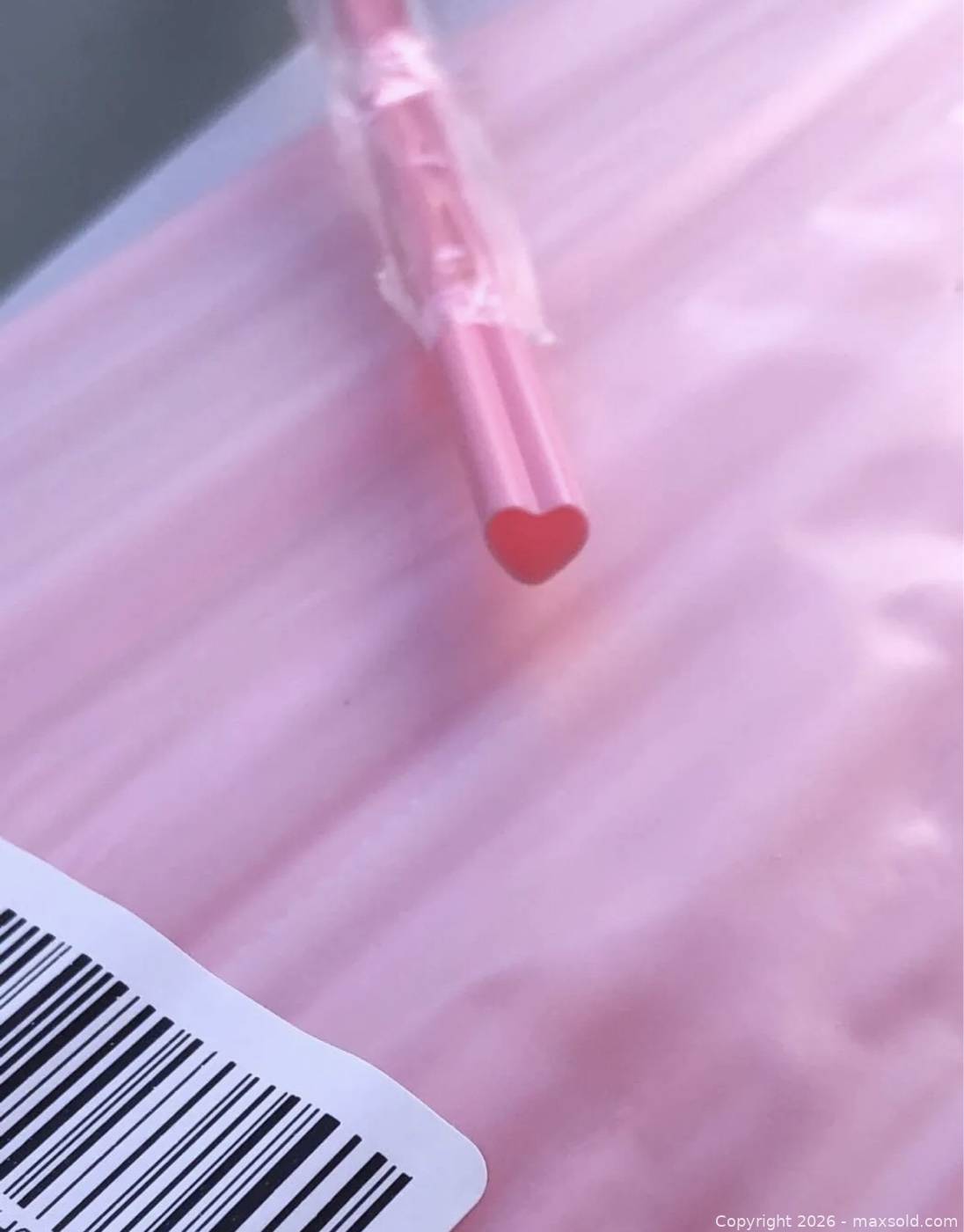 3 bags pink heart-shaped straws | Maxsold