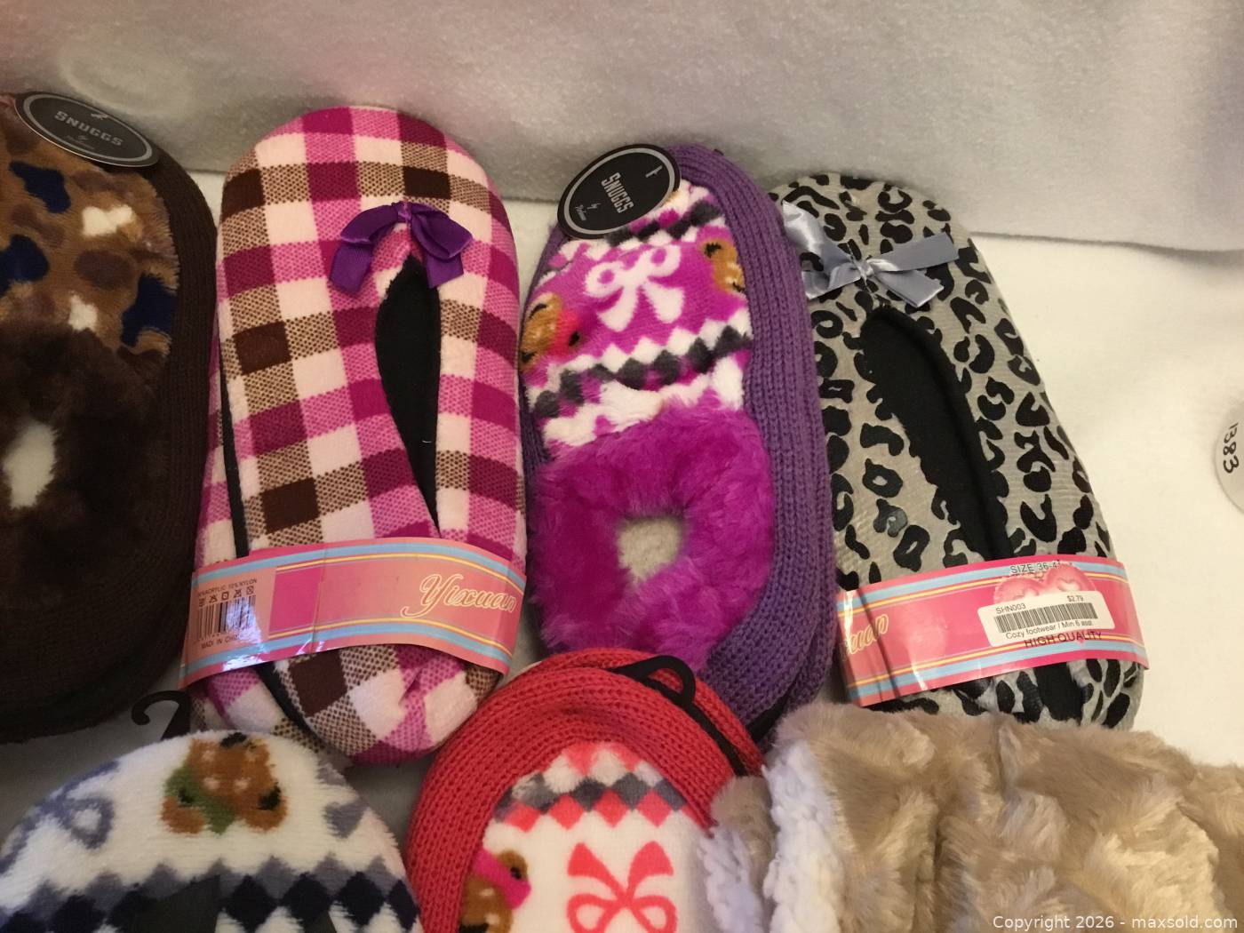 Ten pairs assorted new slippers | Maxsold