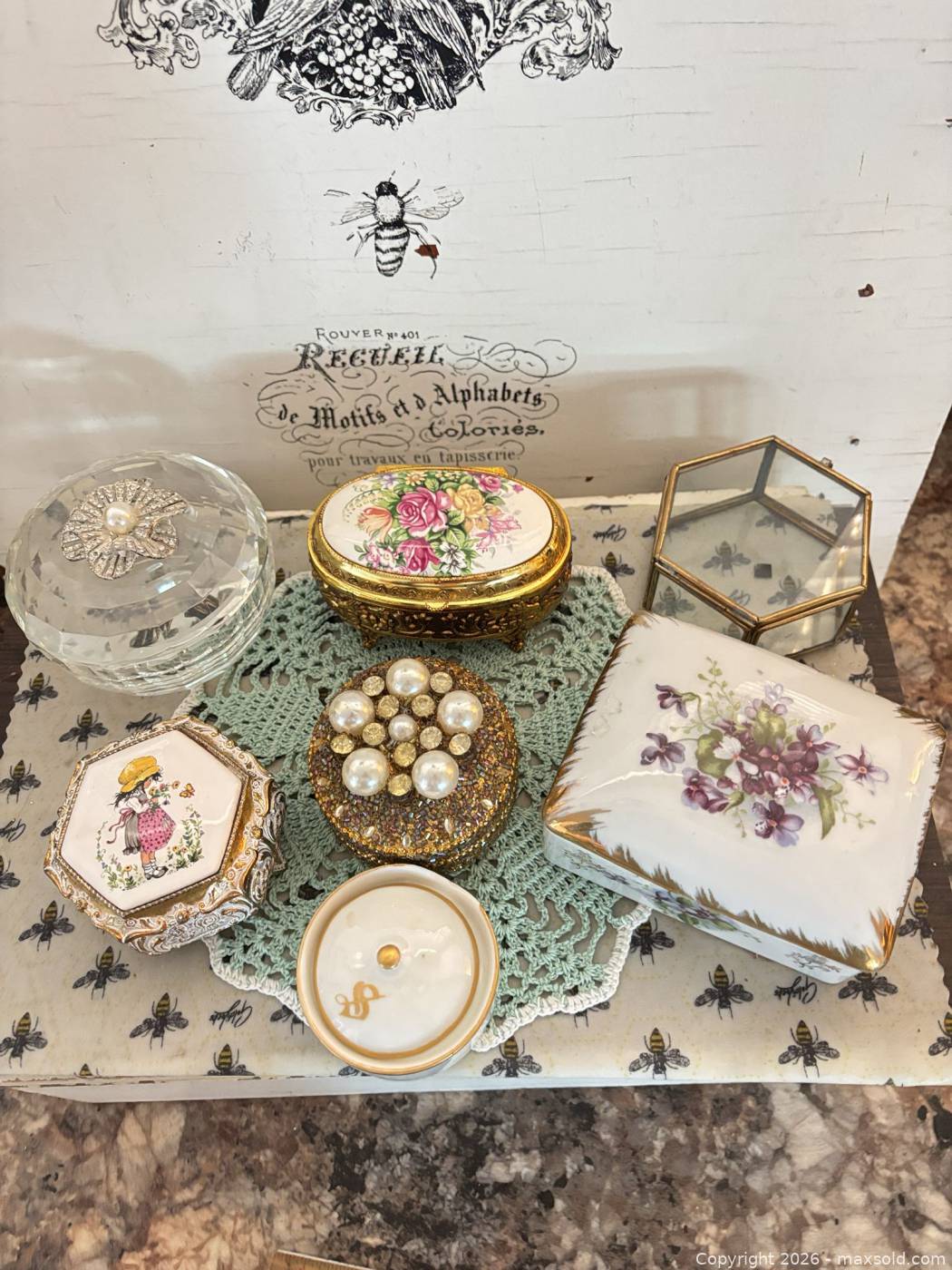 7 vintage decorative trinket boxes | Maxsold
