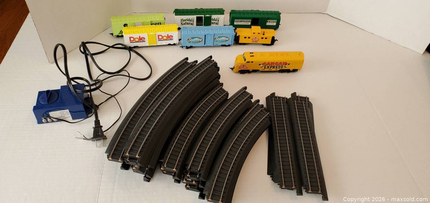 ShopRite electric holiday train set with locomotive, 7 freight cars ...