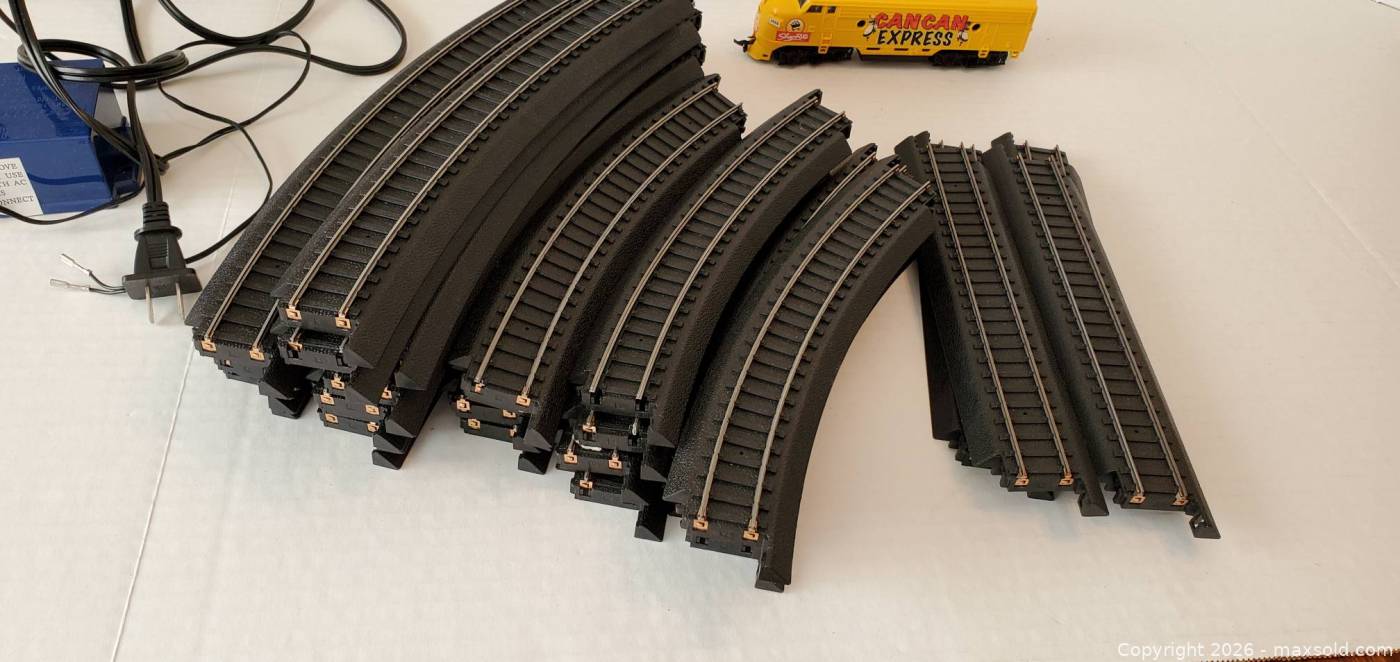 ShopRite electric holiday train set with locomotive, 7 freight cars ...