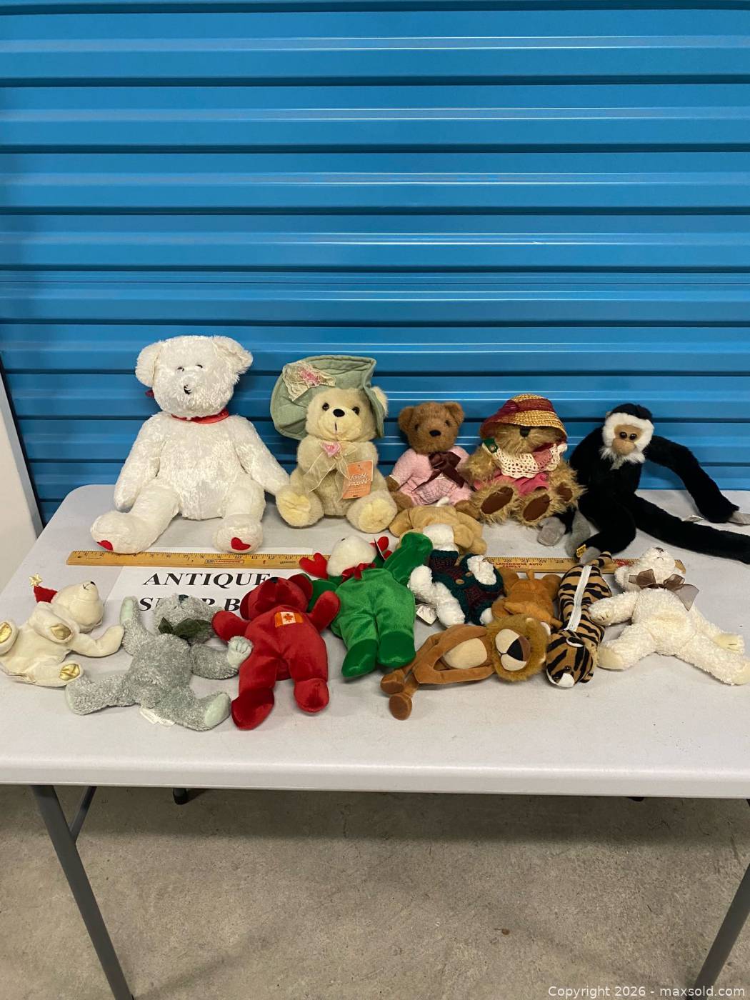 Mixed plush stuffed animals and teddy bears | Maxsold