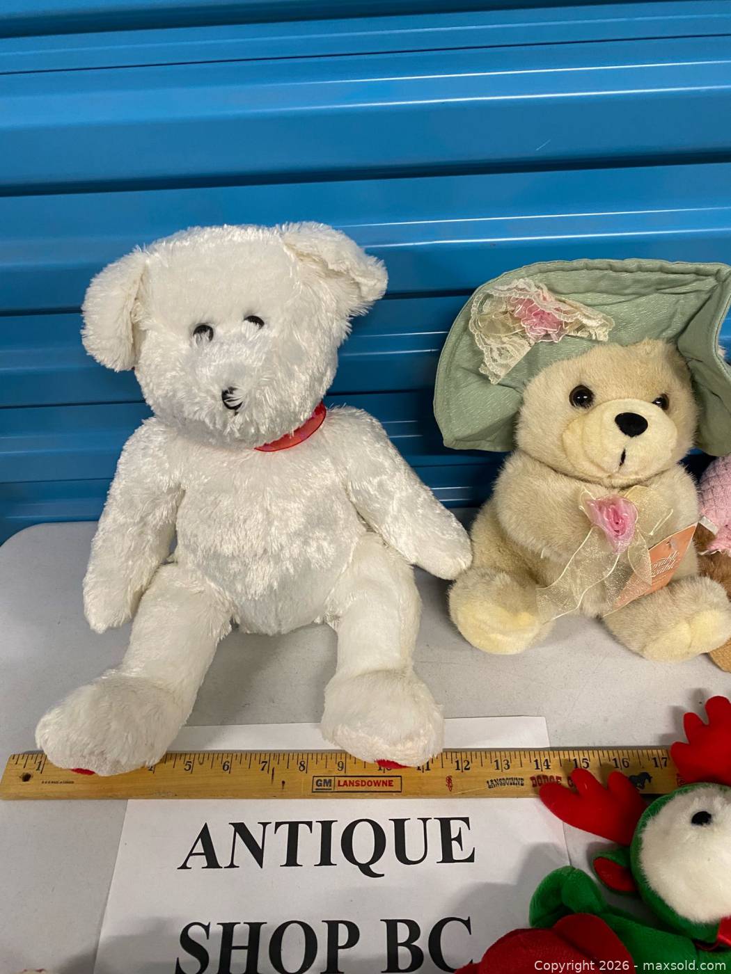 Mixed plush stuffed animals and teddy bears | Maxsold