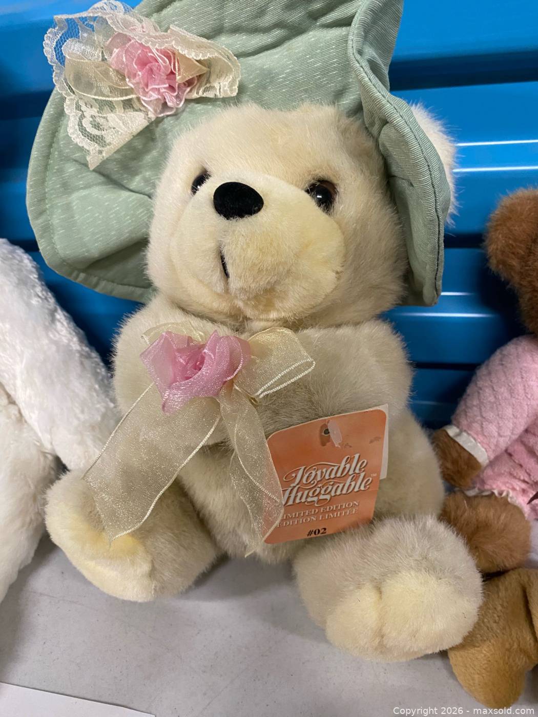 Mixed plush stuffed animals and teddy bears | Maxsold