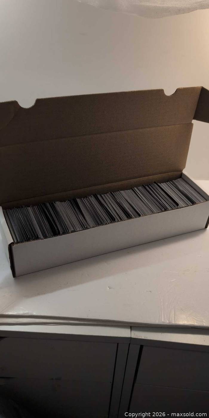 800-count Magic: The Gathering card box | Maxsold