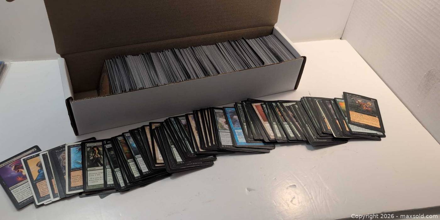 800-count Magic: The Gathering card box | Maxsold