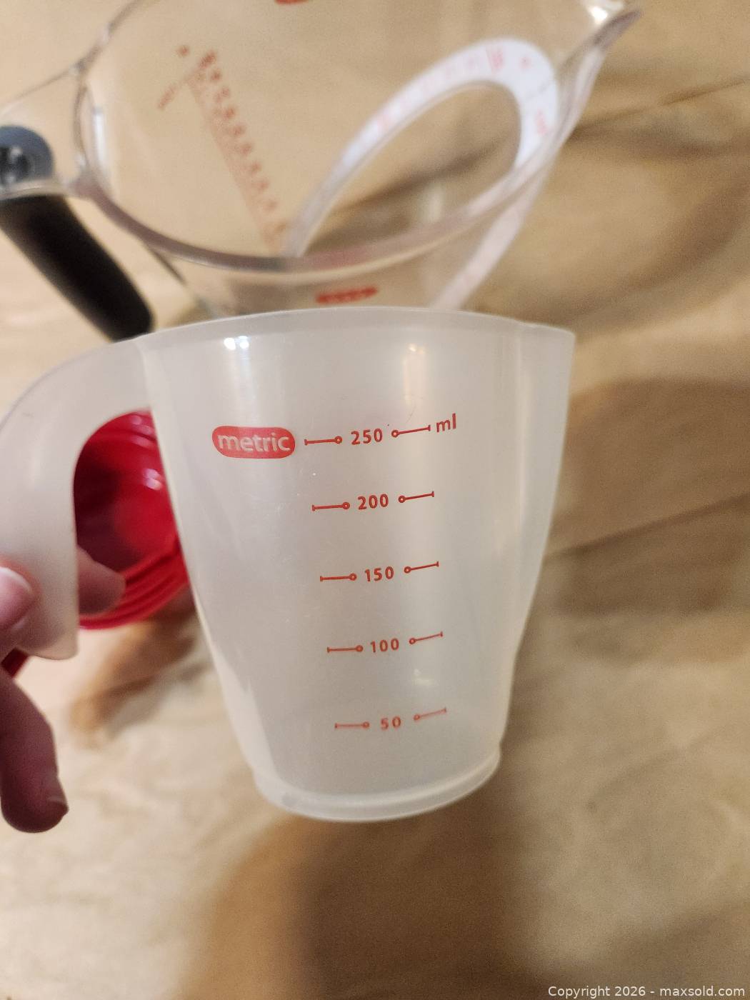 OXO angled measuring cup, 250 ml cup, 5 red measuring cups | Maxsold