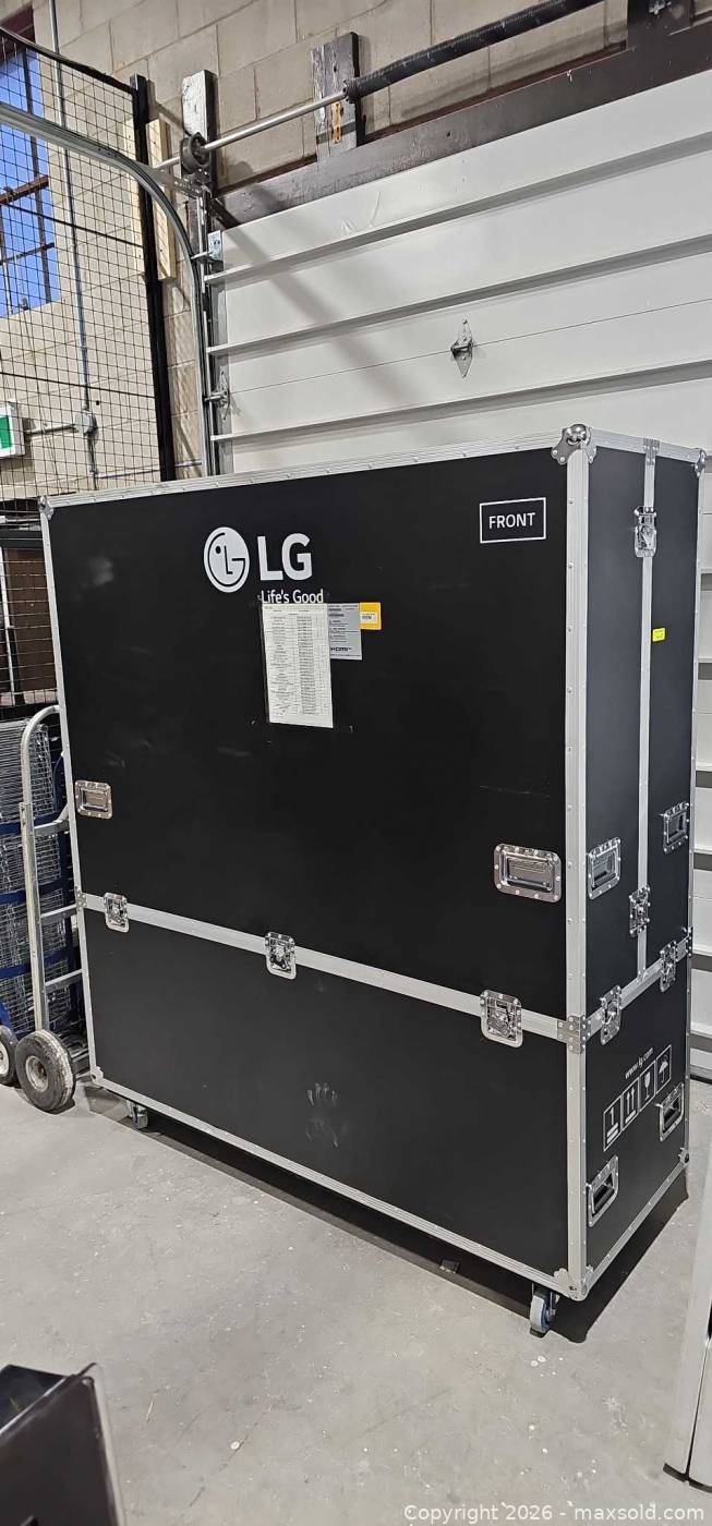 Heavy-duty LG flight/road case | Maxsold