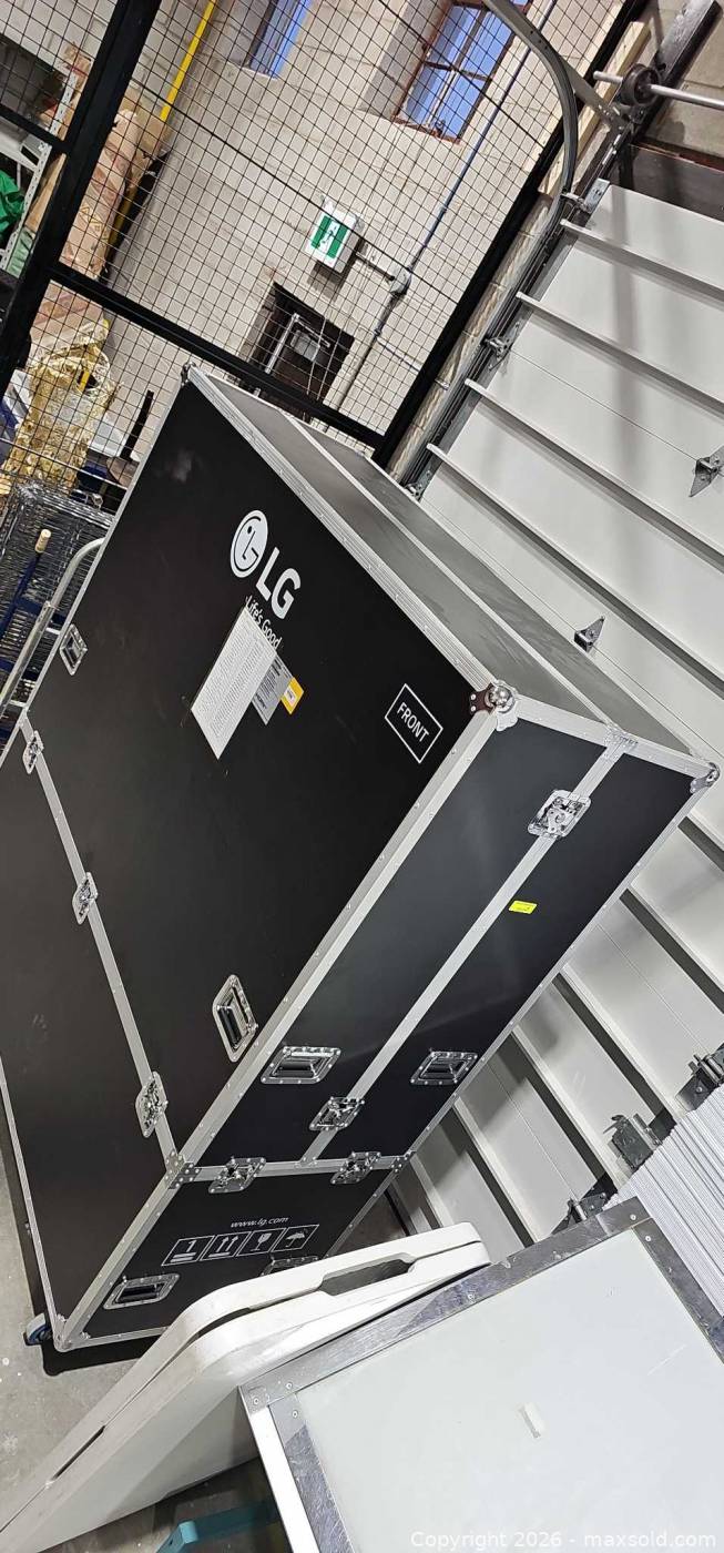 Heavy-duty LG flight/road case | Maxsold