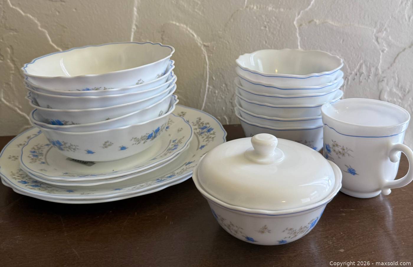 Arcopal France Veronica Blue dinnerware 16 pcs | Maxsold