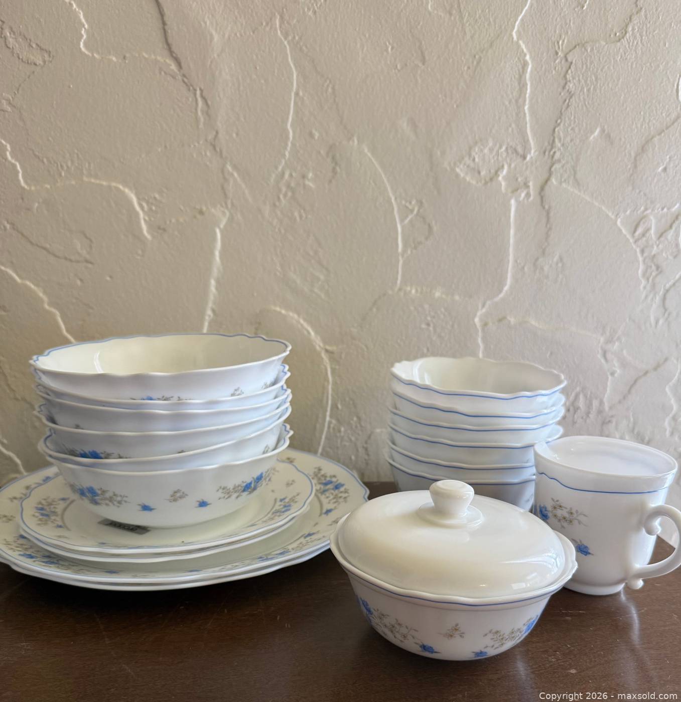 Arcopal France Veronica Blue dinnerware 16 pcs | Maxsold