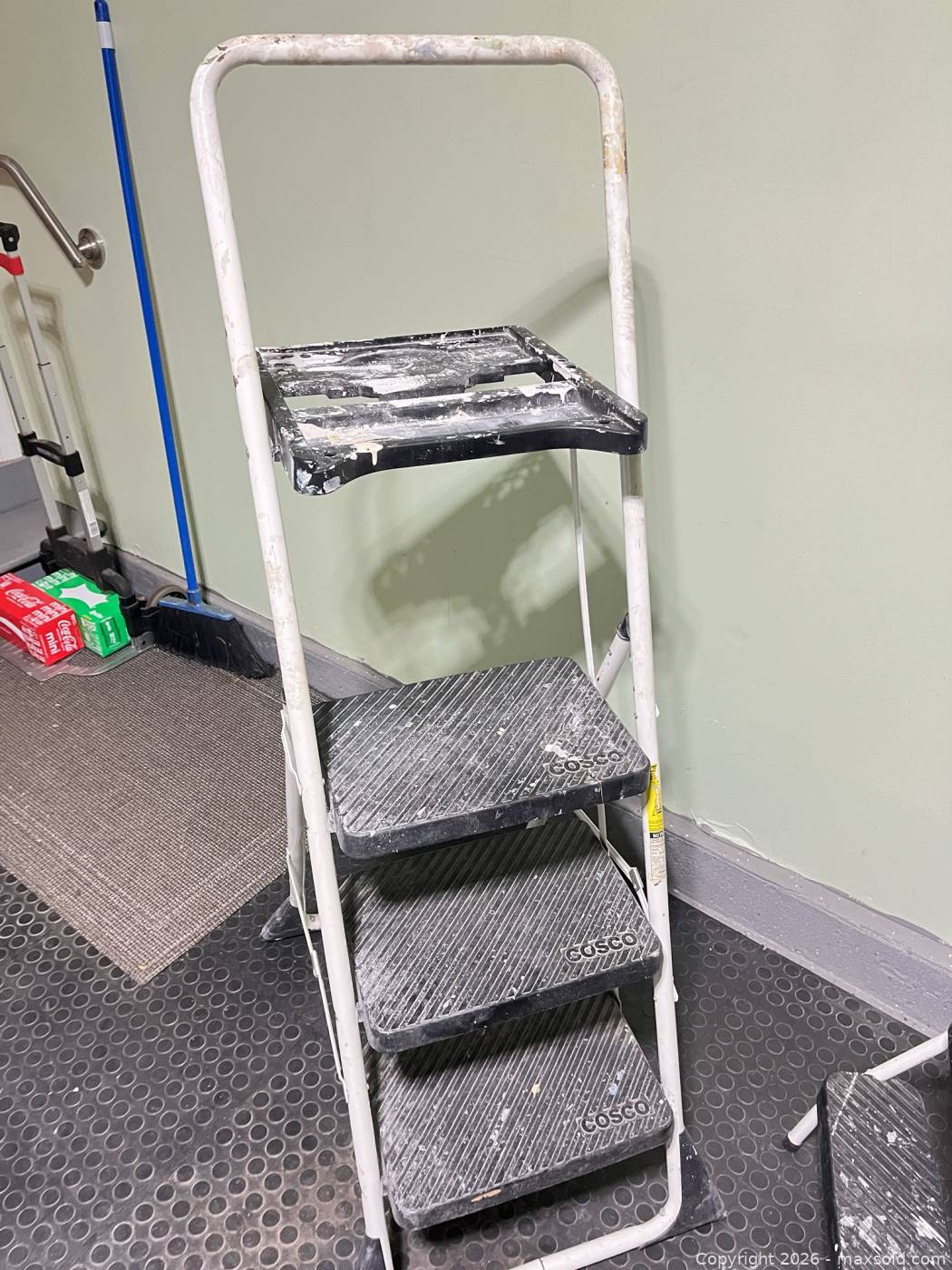 Cosco 5-ft 4-step ladder and 2-ft 2-step stool | Maxsold