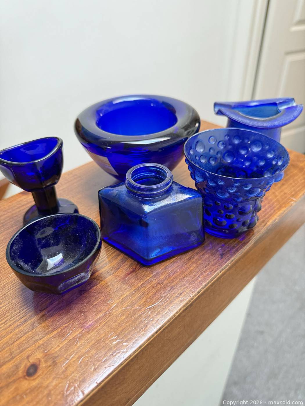 Six cobalt blue glass pieces | Maxsold
