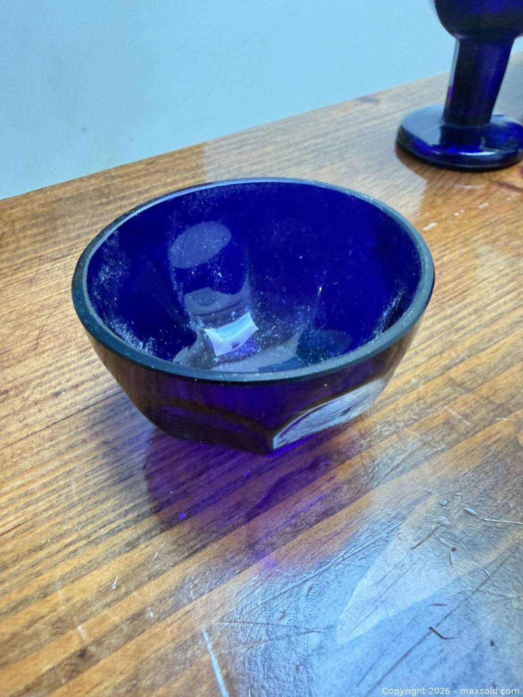 Six cobalt blue glass pieces | Maxsold