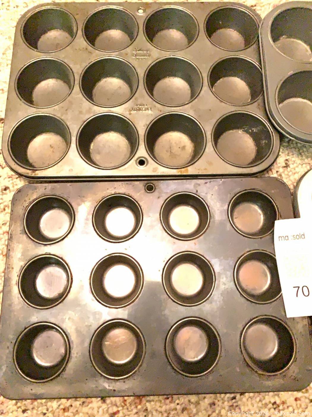 Seven metal muffin pans | Maxsold