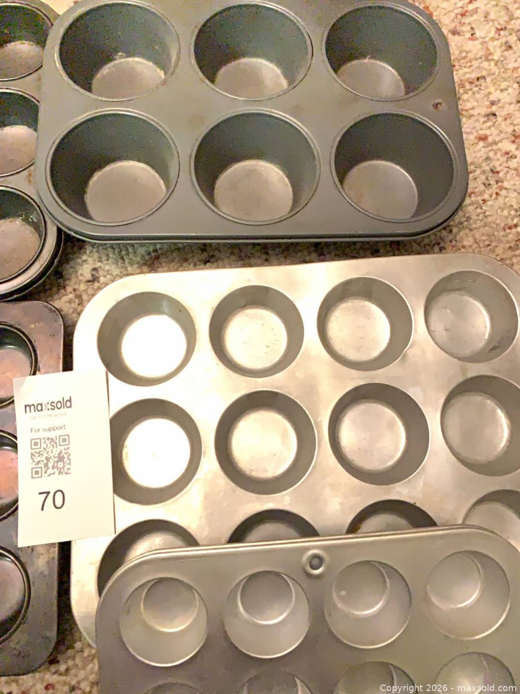 Seven metal muffin pans | Maxsold
