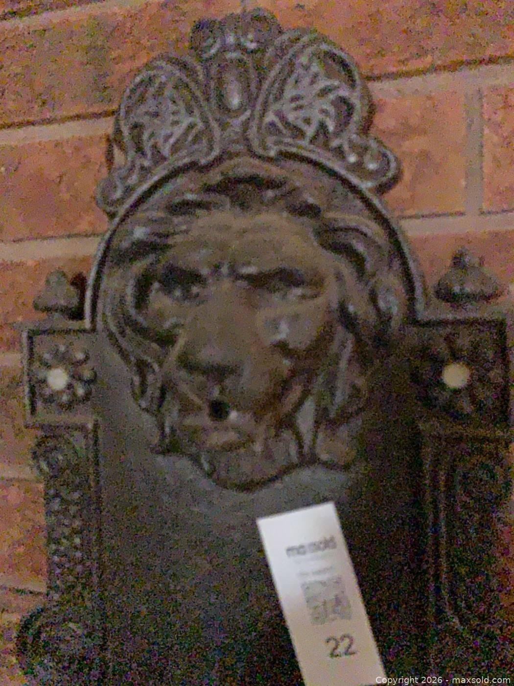 Cast iron wall-mounted planter with lion head | Maxsold