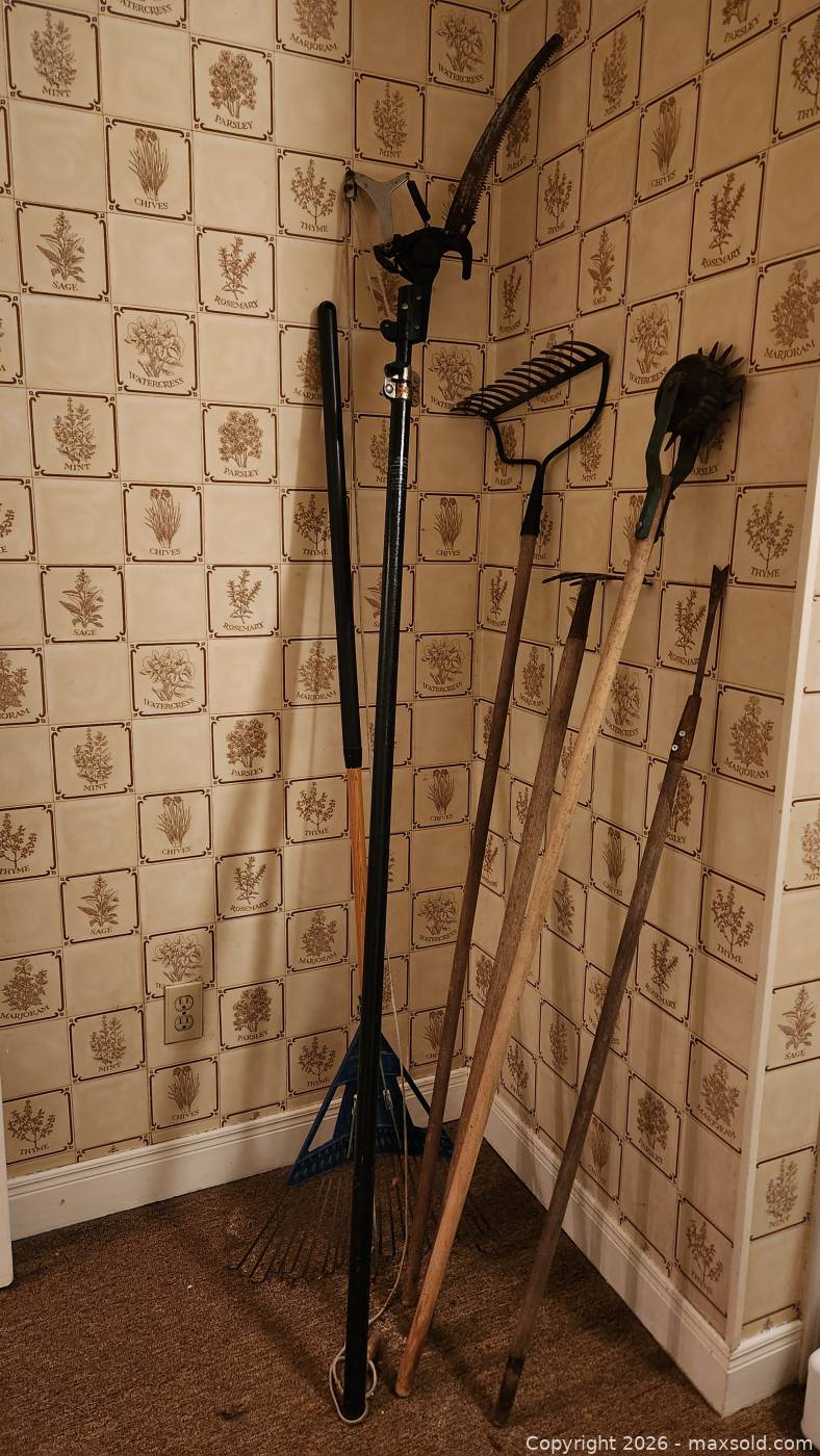 Gardening hand tools assortment | Maxsold