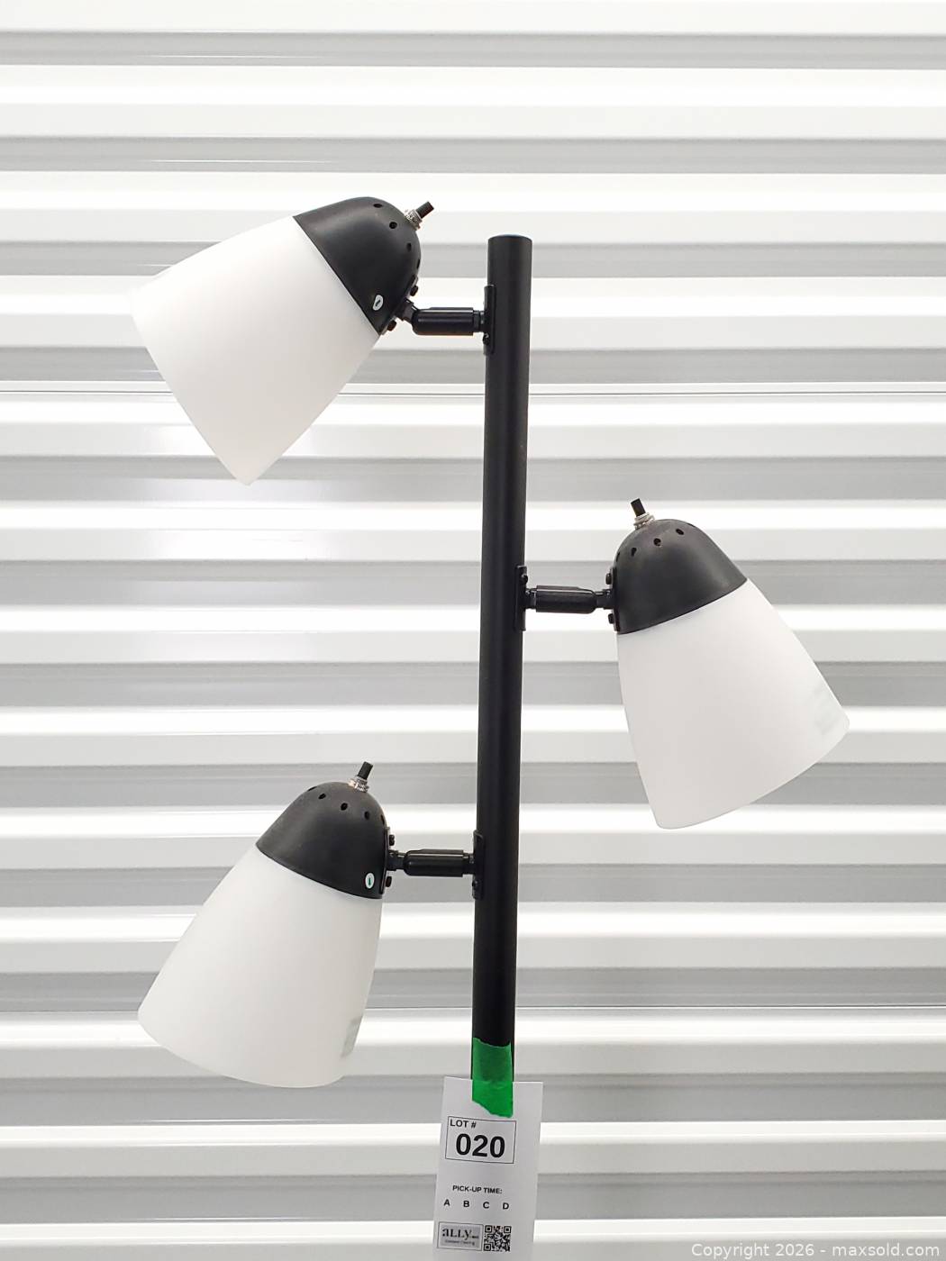 Black metal track tree floor lamp | Maxsold