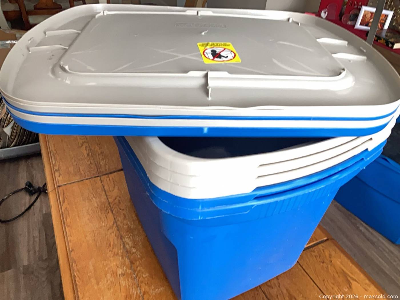 5 large plastic storage containers with lids | Maxsold