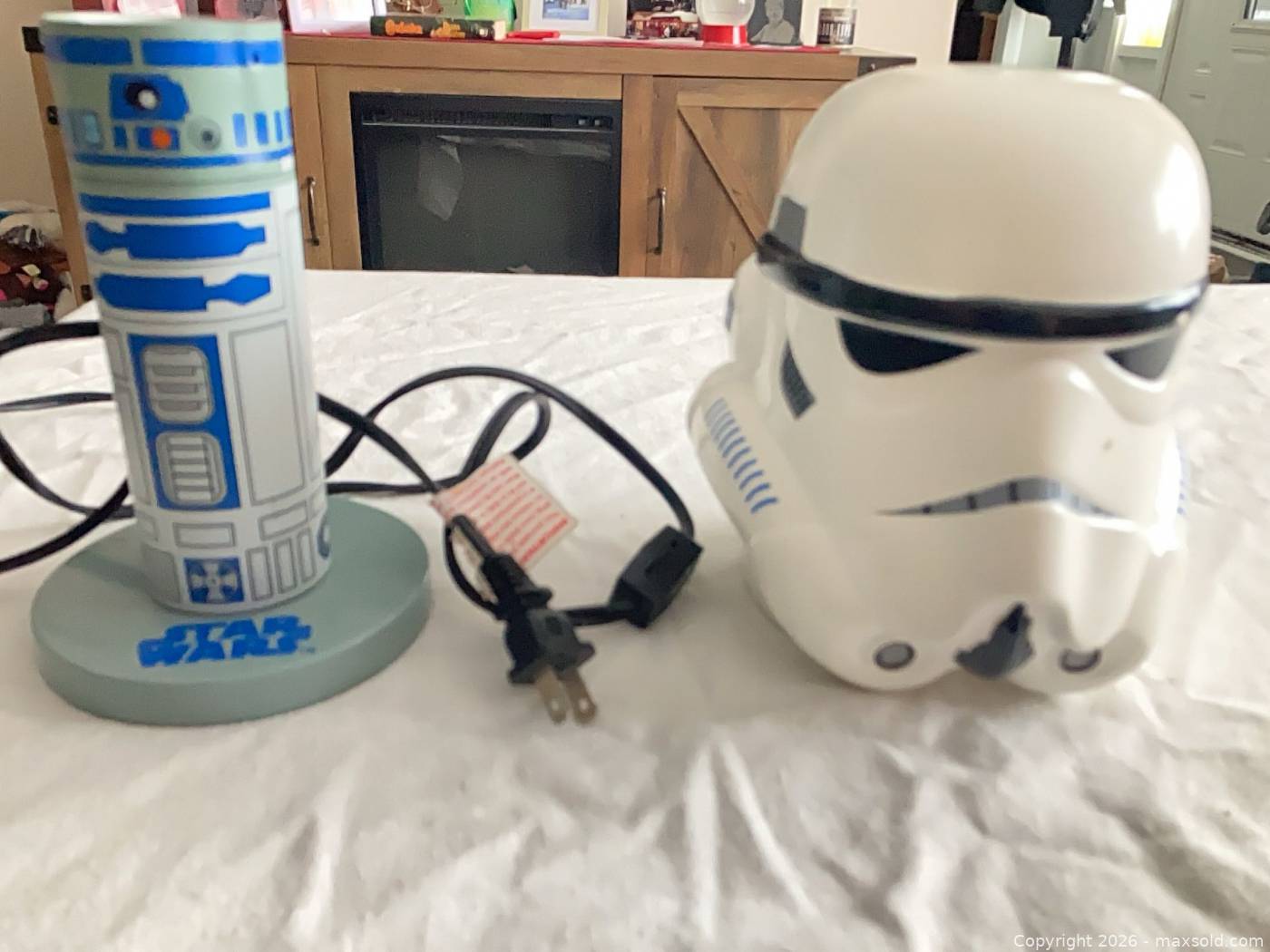 Disney Star Wars metal R2-D2 lamp and Stormtrooper coin bank | Maxsold
