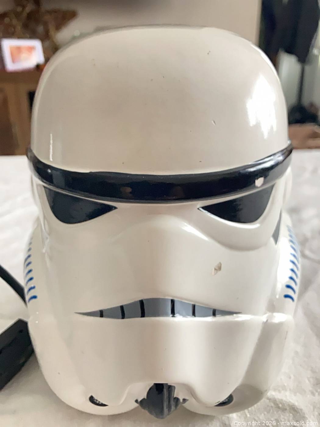 Disney Star Wars metal R2-D2 lamp and Stormtrooper coin bank | Maxsold