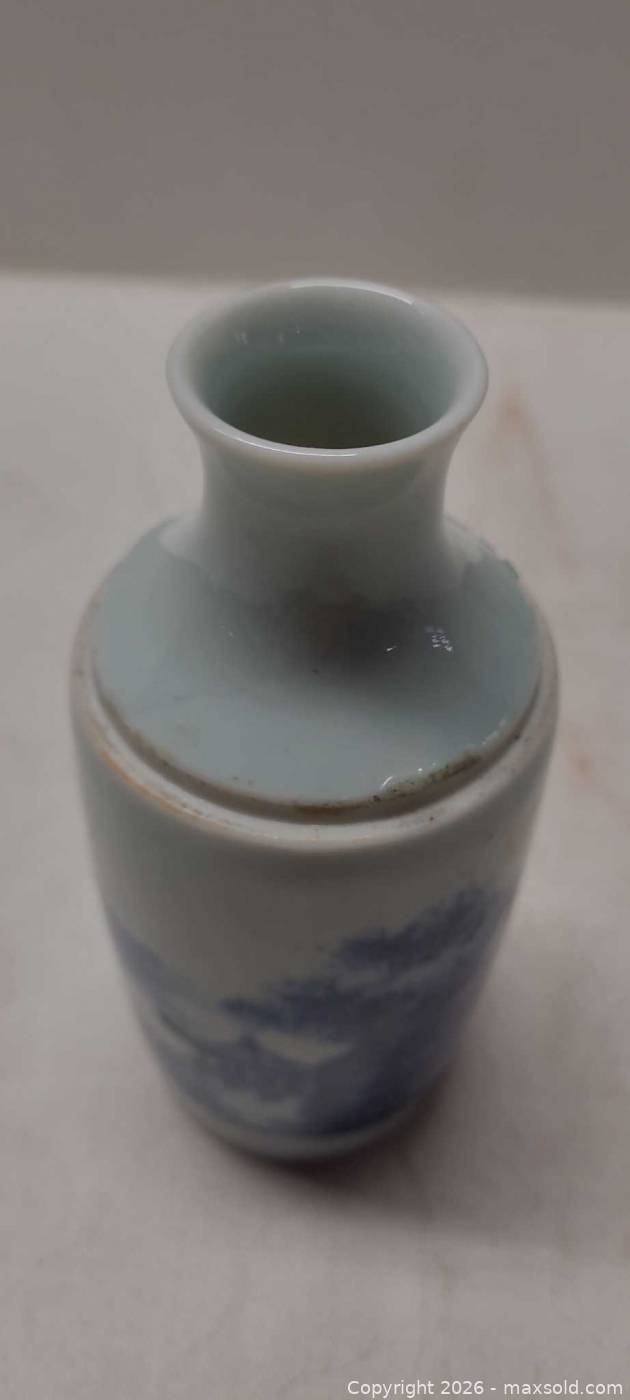 Blue-white porcelain vase & brush pot | Maxsold