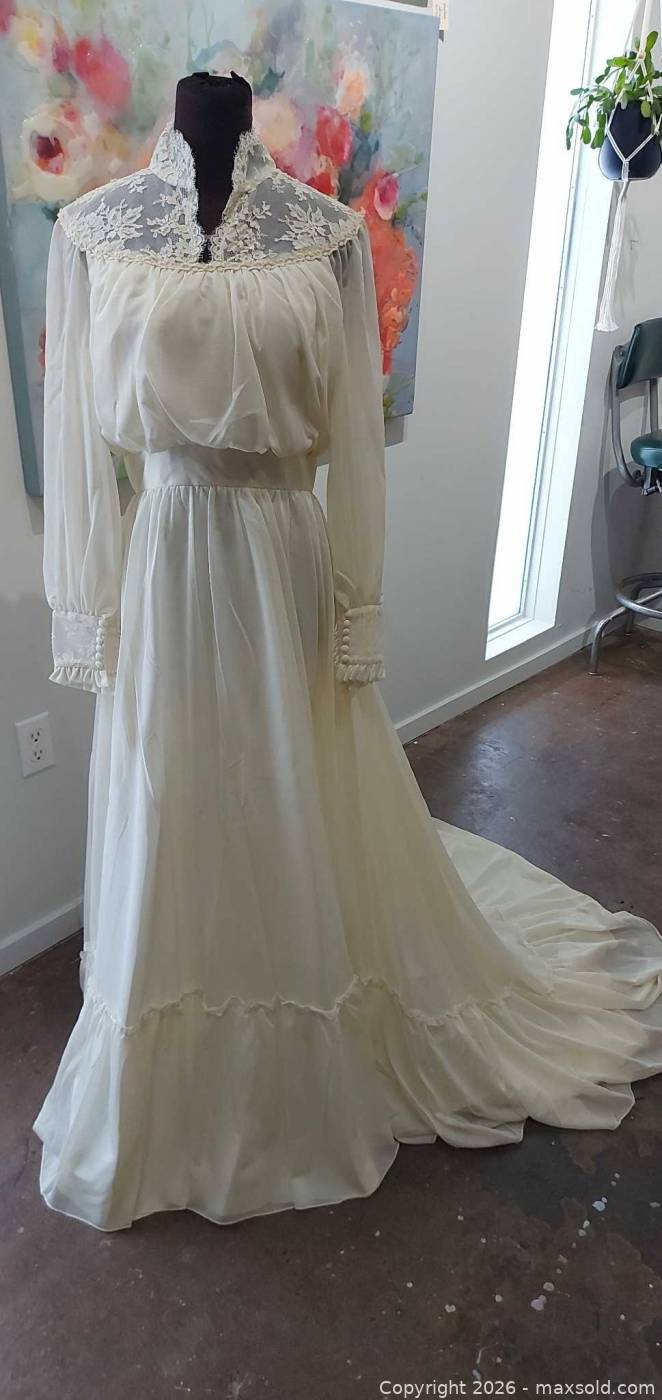 1980 ivory wedding dress with lace yoke | Maxsold