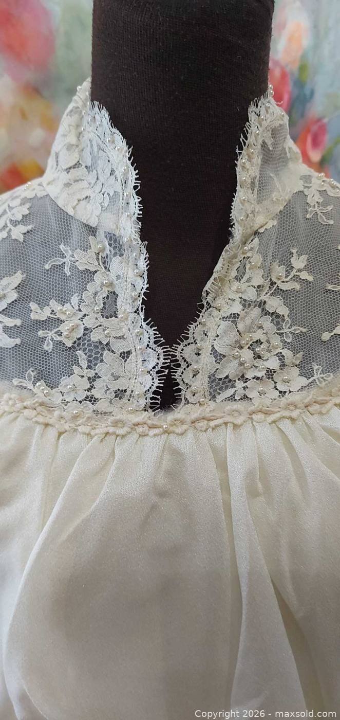 1980 ivory wedding dress with lace yoke | Maxsold