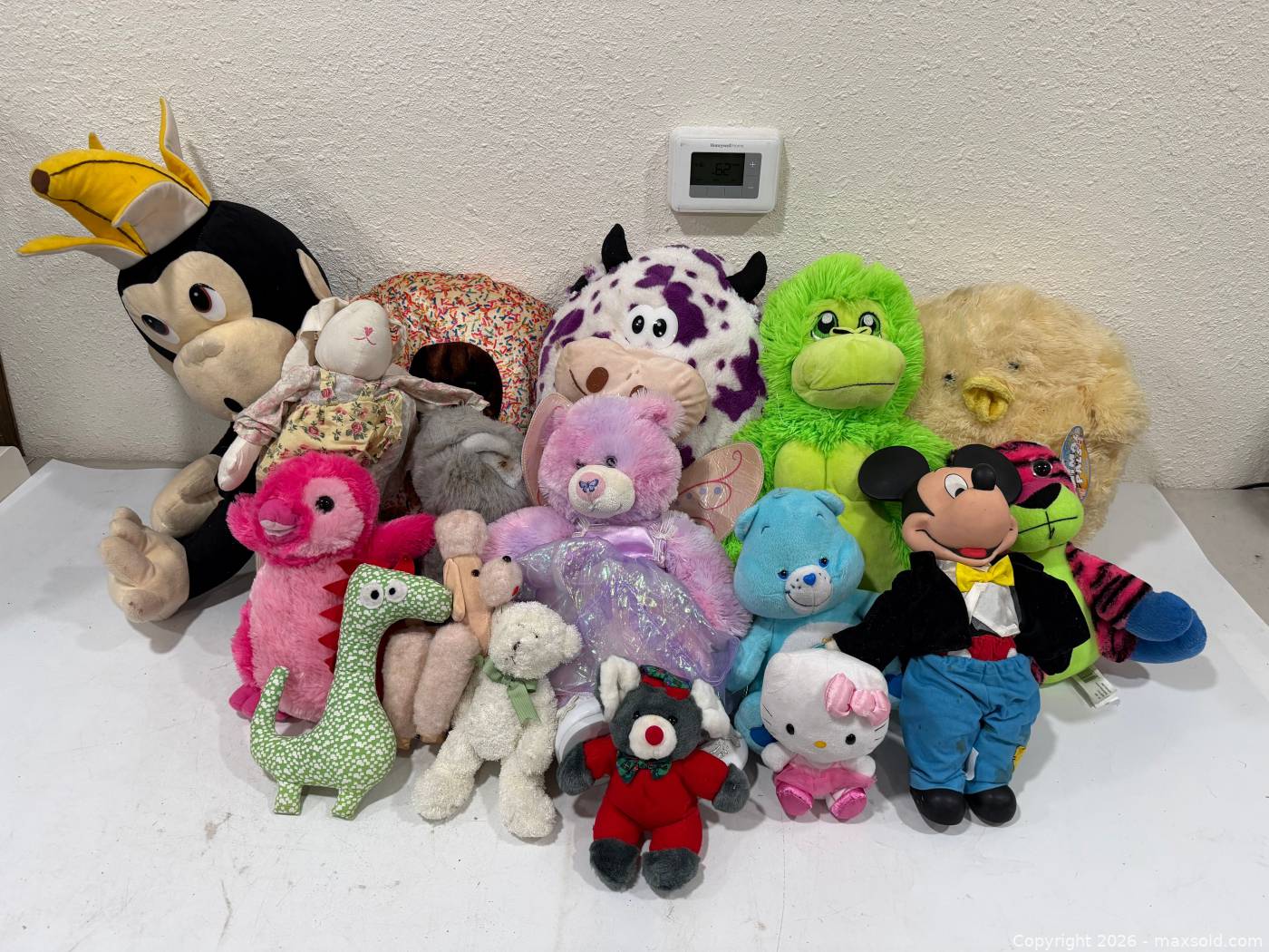 Mixed plush toys stuffed animals and characters | Maxsold