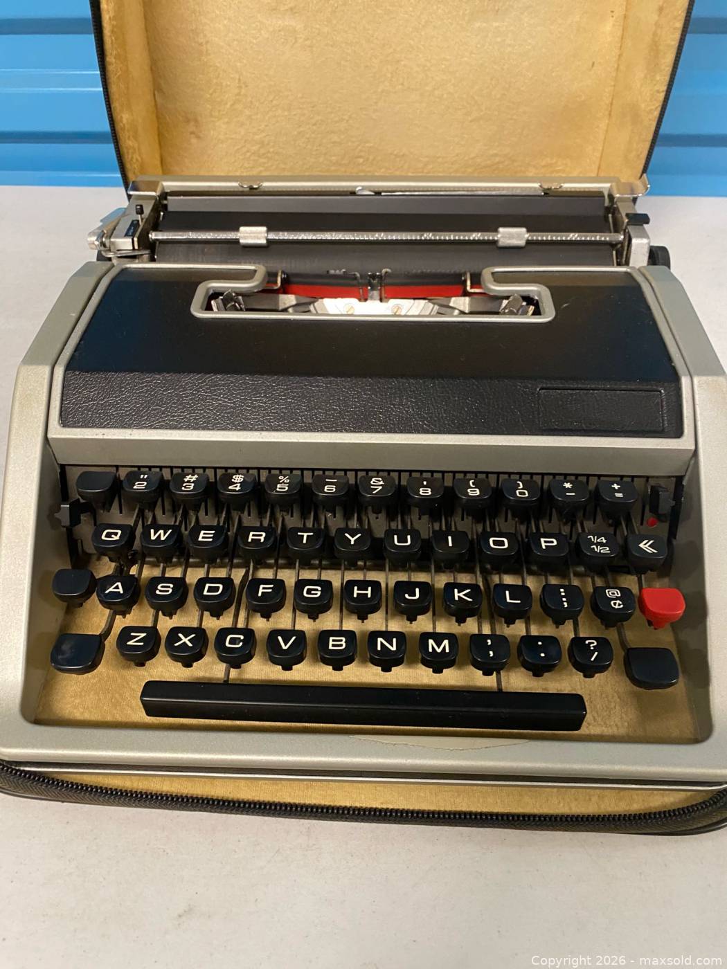 Olivetti Lettera DL manual typewriter with case | Maxsold