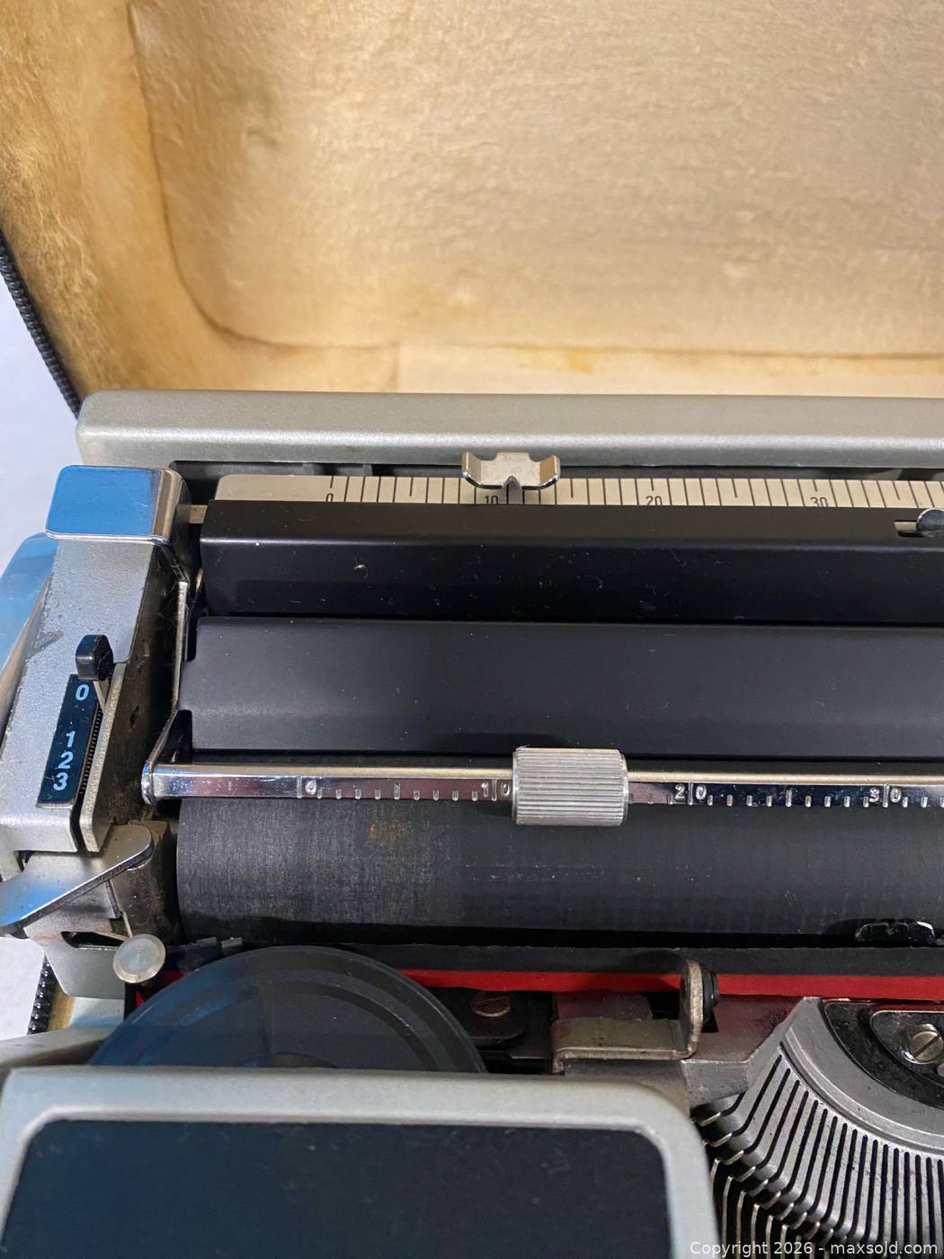 Olivetti Lettera DL manual typewriter with case | Maxsold