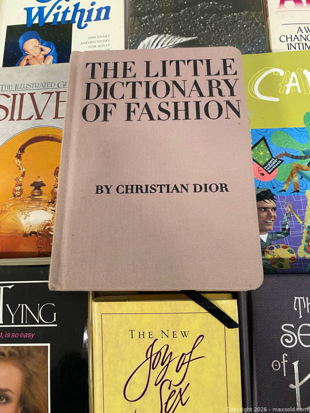 Vintage & modern book lot – fashion, psychology, spirituality | Maxsold