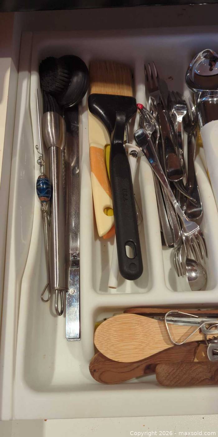 Mixed kitchen utensils lot | Maxsold